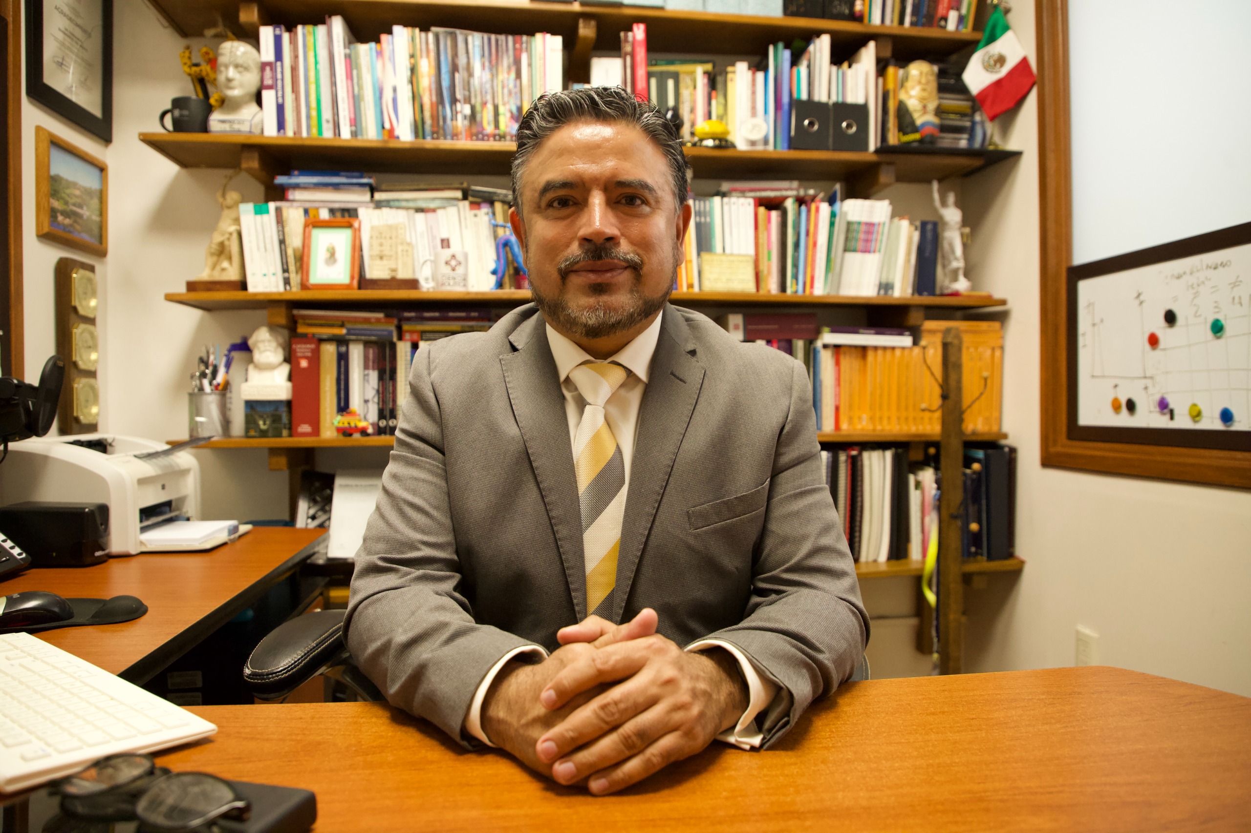 La gente cada vez está más convencida en aceptar soluciones no democráticas para problemas ...