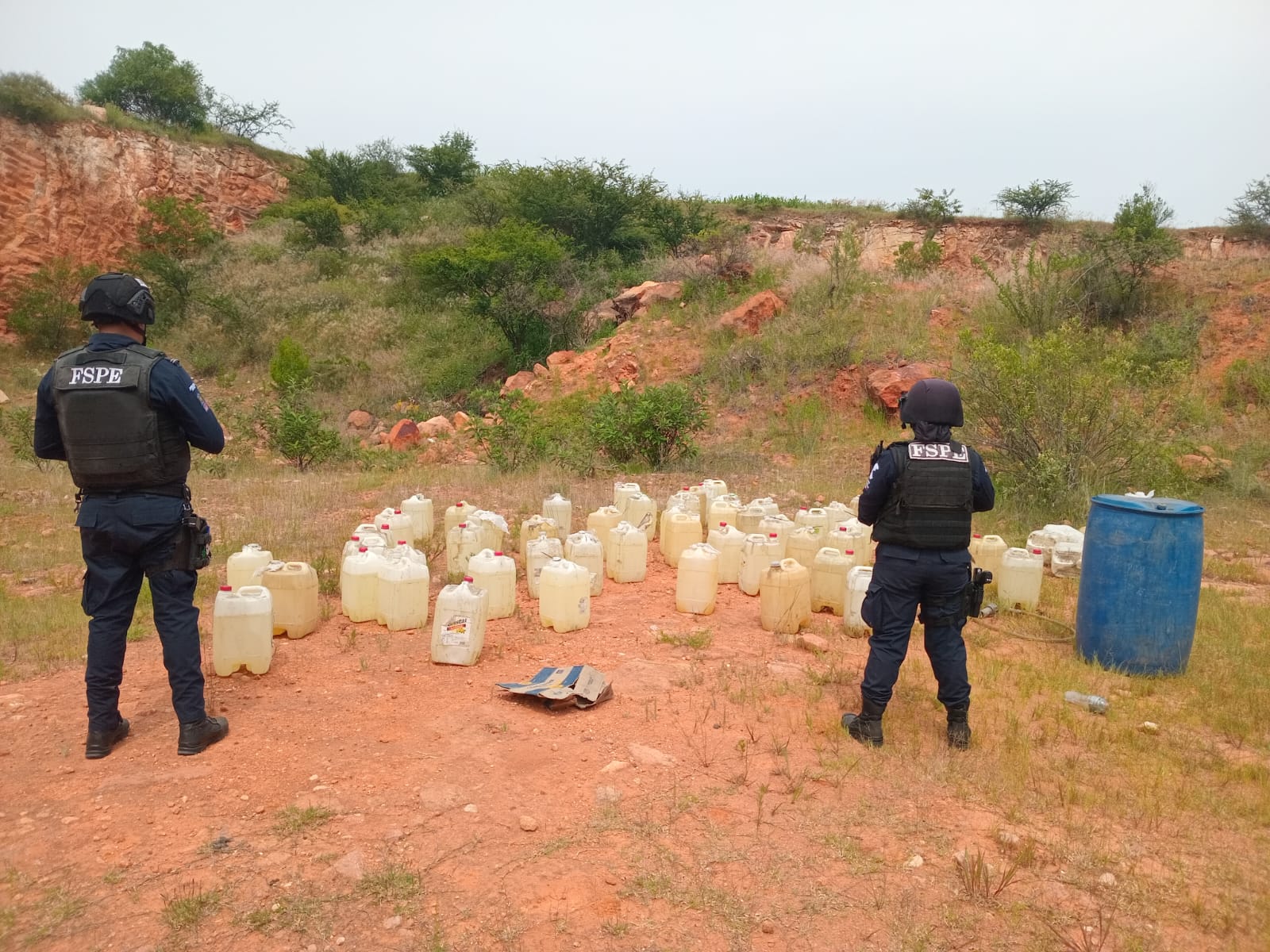 Aseguran FSPE mil 200 litros de hidrocarburo y motocicleta con reporte de robo en Juventino ...